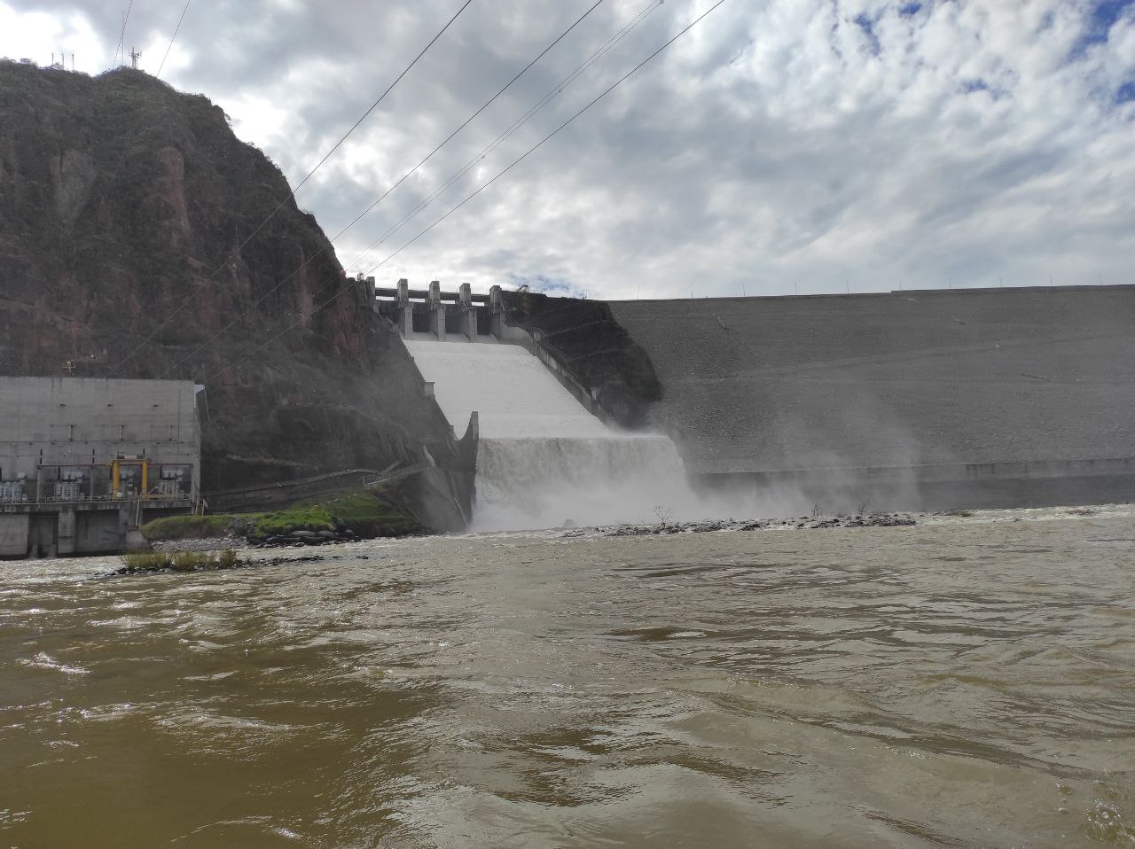 Alertan por apertura de compuertas de represa El Quimbo en Huila